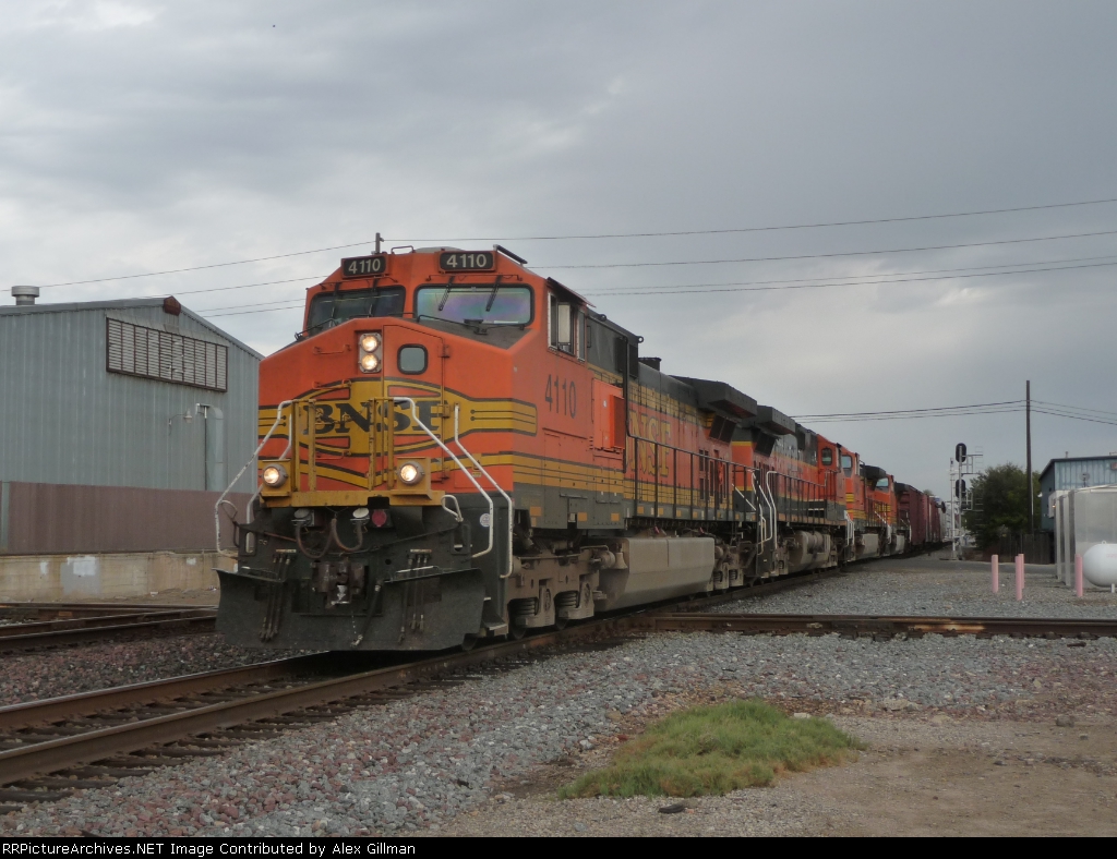 BNSF 4110 East Pounding The Diamond